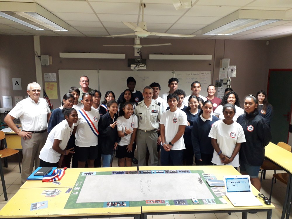 Visite du général Latil auprès des jeunes du SNU basés à La Foa - La ...
