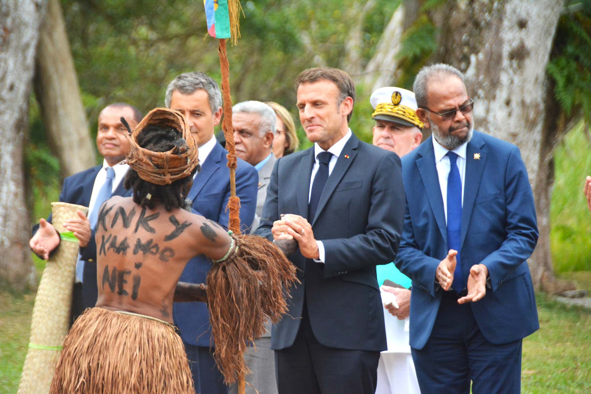Emmanuel Macron appelle à « reconstruire le fil de cette histoire ...