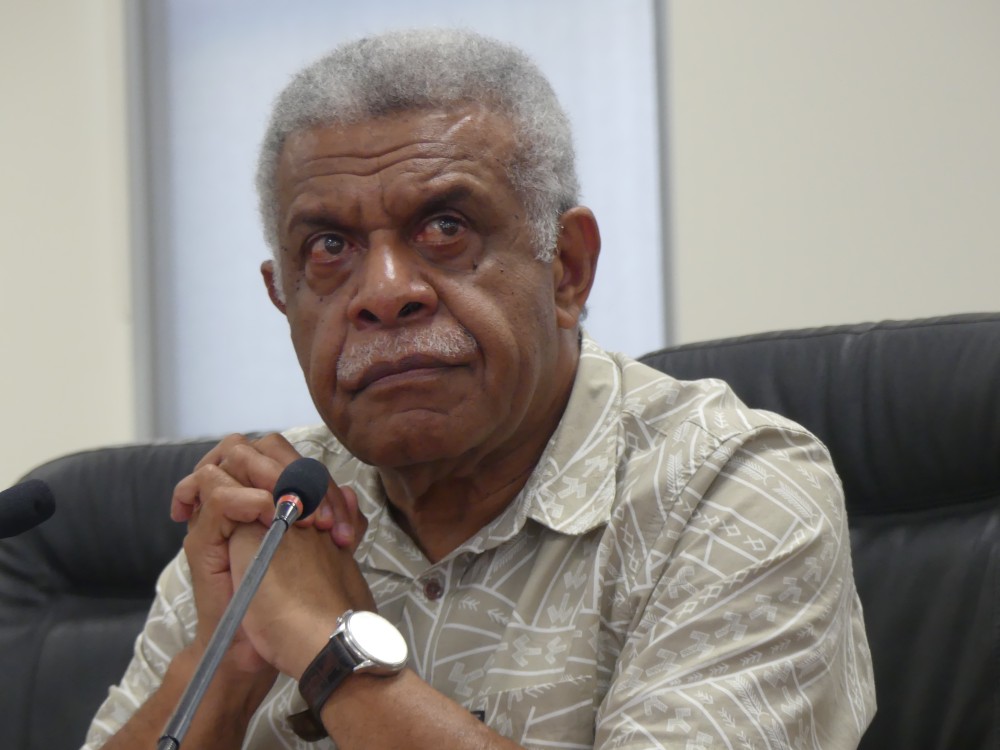 Louis Mapou et des membres du gouvernement en voyage à Paris - La Voix ...